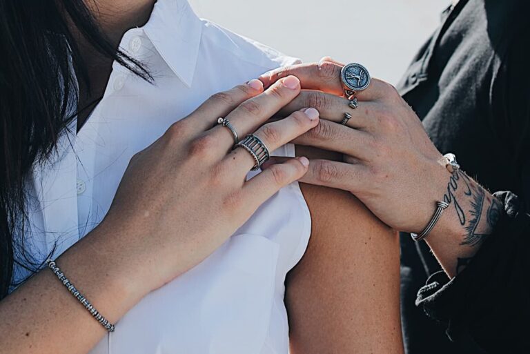 Significato anelli dita: un significato per ogni posizione